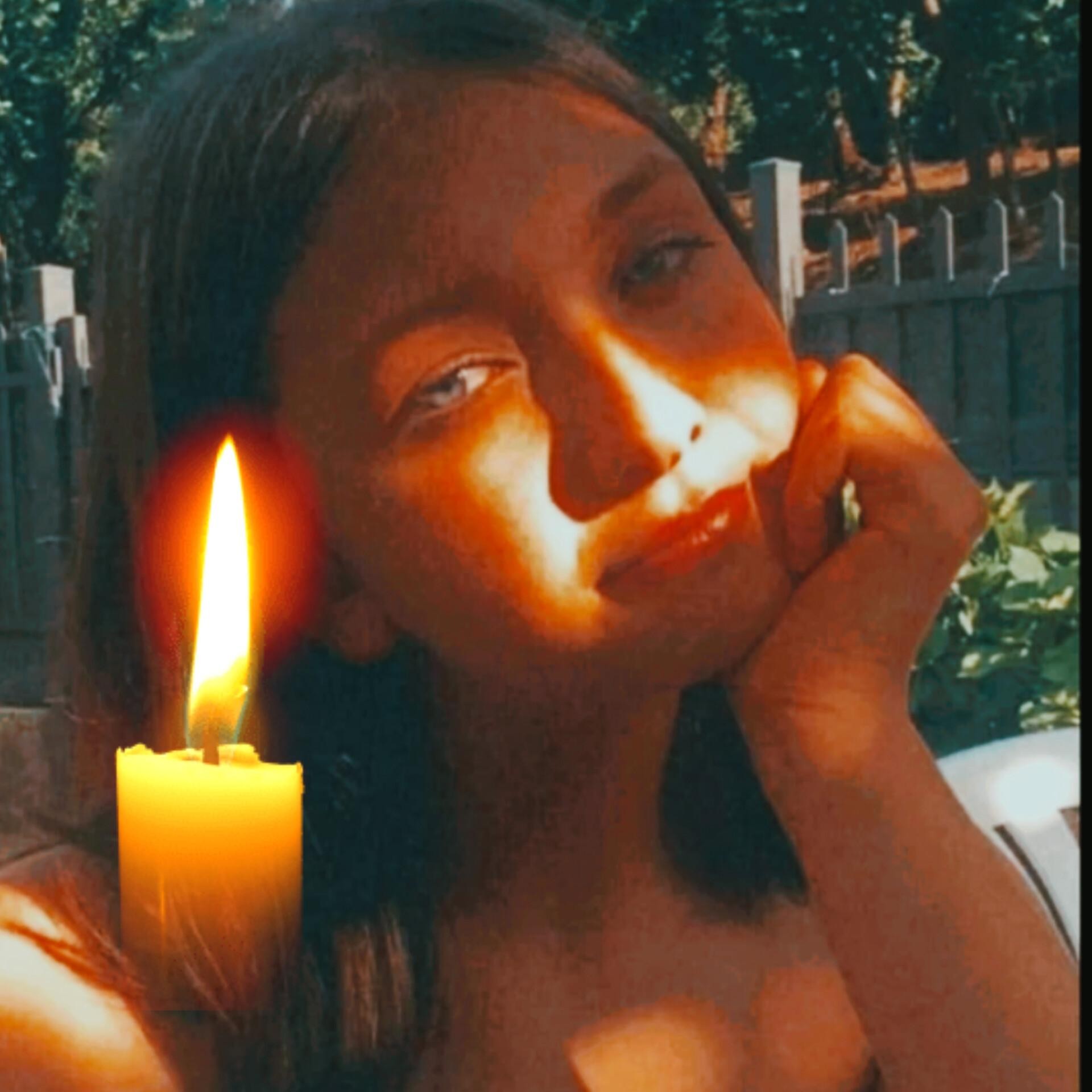 O adolescentă de 16 ani a murit electrocutată în timp ce vorbea la ...